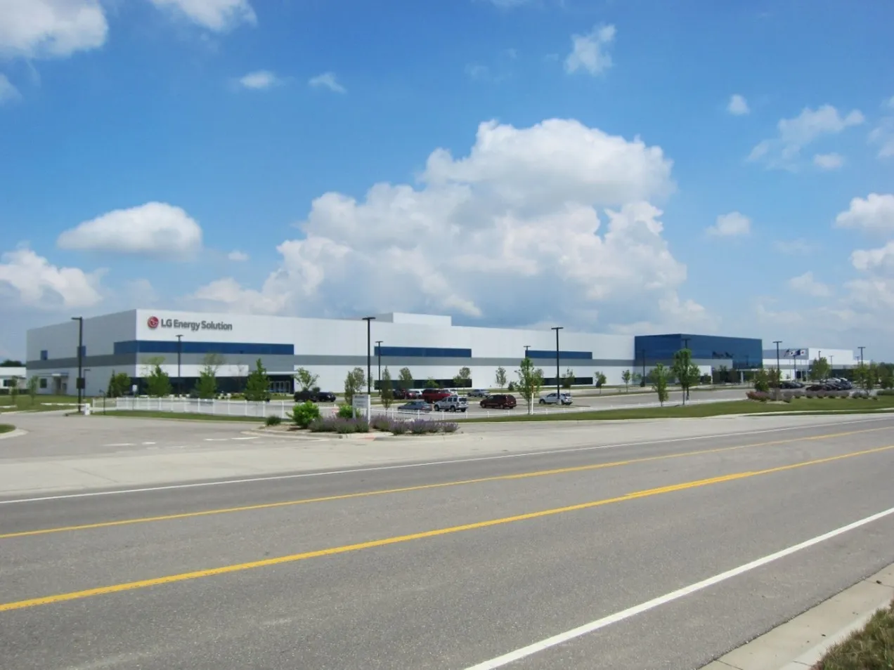Tesla Secures $4.3B LFP Battery Deal With LG - The EV Report